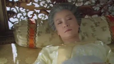 新还珠格格:皇上看着被自己气昏倒的老佛爷,在一旁坐立不安