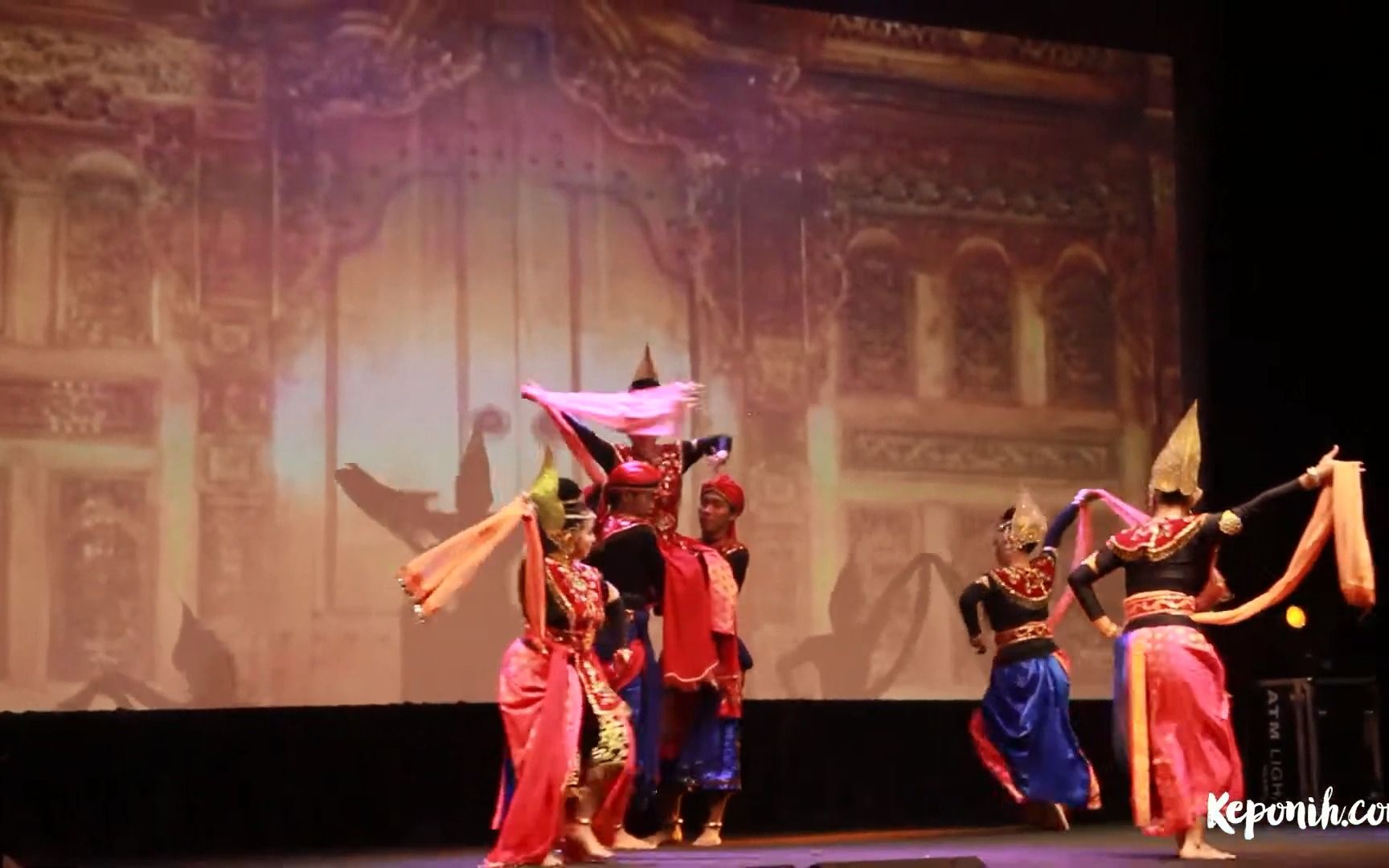 印尼巽他人的传统舞蹈,伴随甘美兰音乐