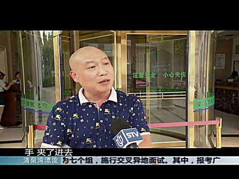 旋转门卡住女孩手臂 消防员破拆成功解救
