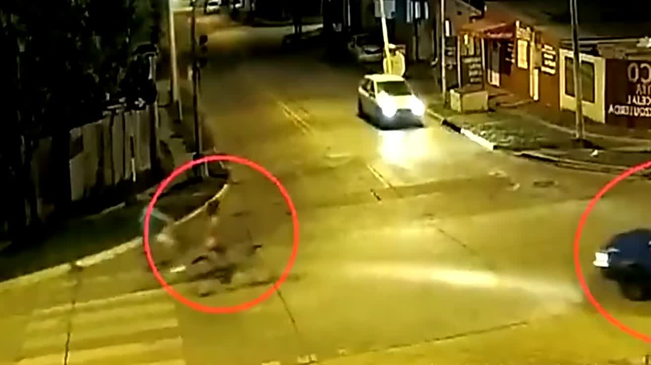 看到孩子被汽车撞击,爸爸直接发飙暴走,监控拍下惊险全过程