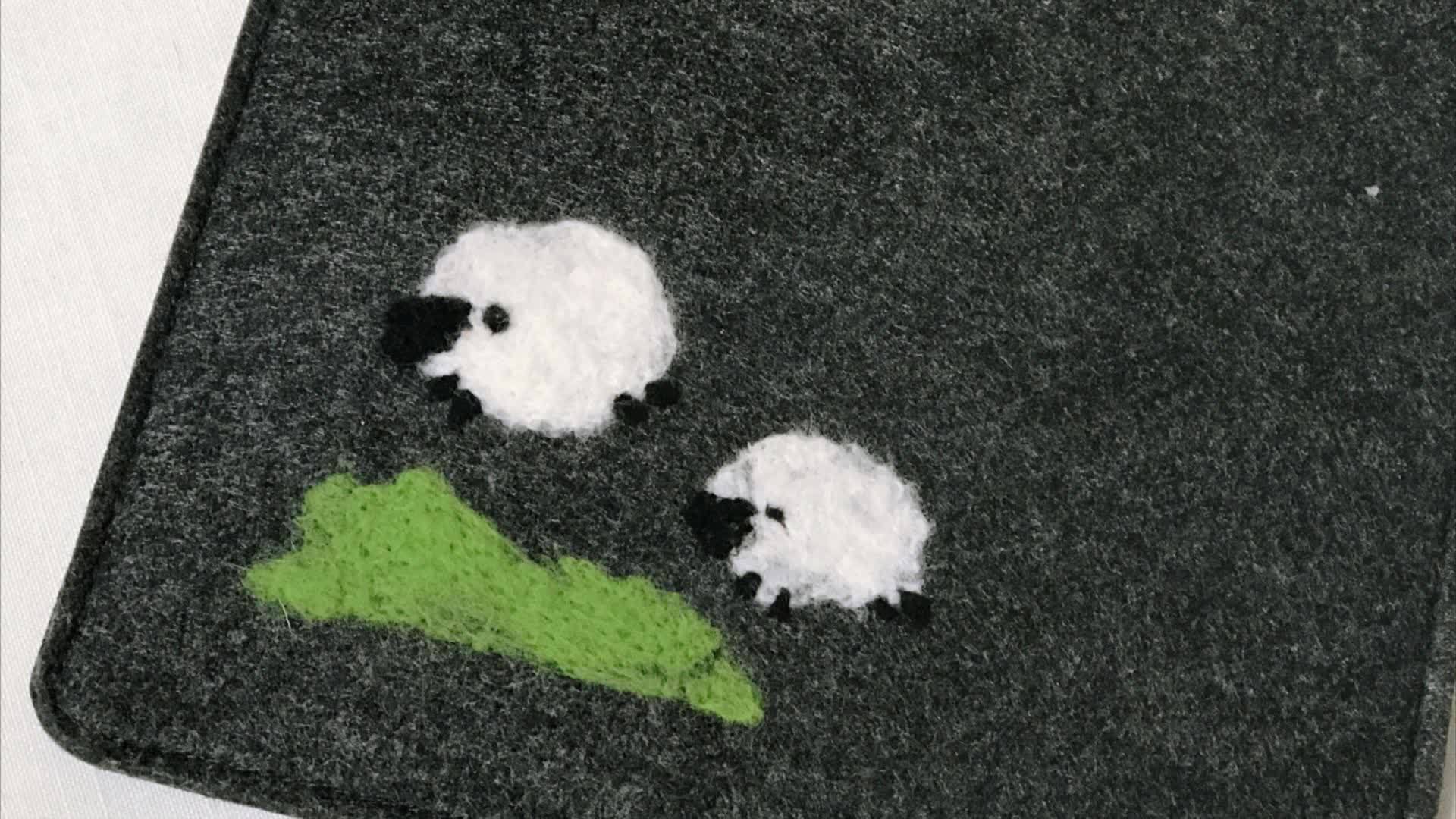 看我老公玩羊毛毡,没想到第一次,做的有模有样的,还学我录教程