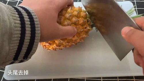菠萝买回来不会切?用这两个方法试试,操作简单吃着方便,太棒了