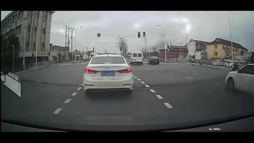 ...吧,一行车记录仪完整拍下事故过程,场面壮烈,惨不忍睹,行车安全一定记