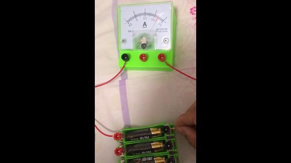 作死,把电池正负极连起来,短路,用电流表测了一下电流