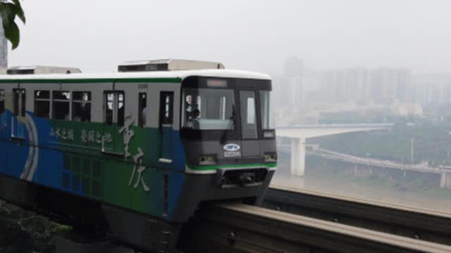 带大家近距离观赏重庆轻轨