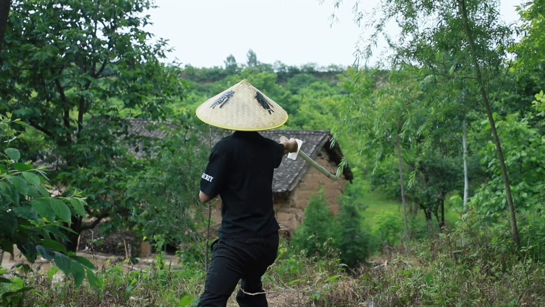 农村小伙自制木剑,清晨来一套太极剑法,生活真惬意!