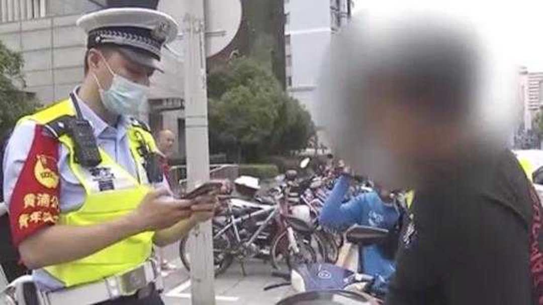 交警加强执法 "骑乘电动自行车不戴头盔"罚款30元