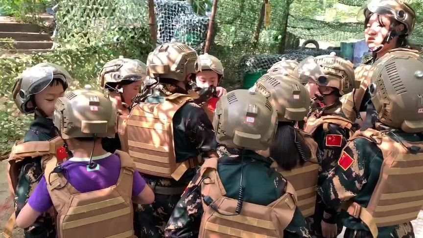 商量战术,还是有模有样啊,真棒#真人cs