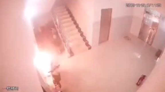 太危险!电动车充电爆炸瞬间