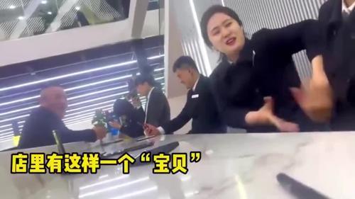 上班时间小姐姐坐在前台自娱自乐,前面的大哥都看呆了