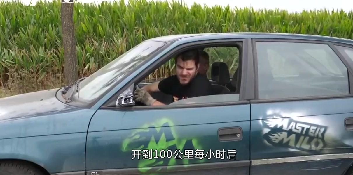 汽车时速100突然挂倒挡有多可怕?老外实测,是真不怕死