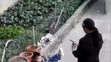 萌娃卡进筐内求助,奶奶感觉非常好玩,拍照分享在家族群里。