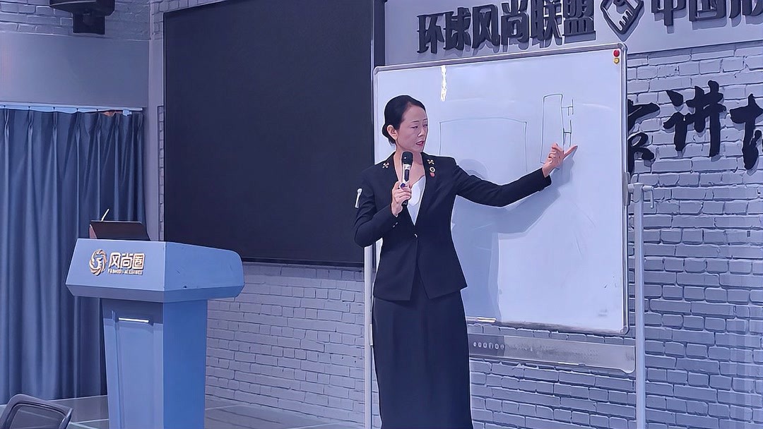 高级礼仪培训师要学的高标准会务礼仪培训桌布摆台