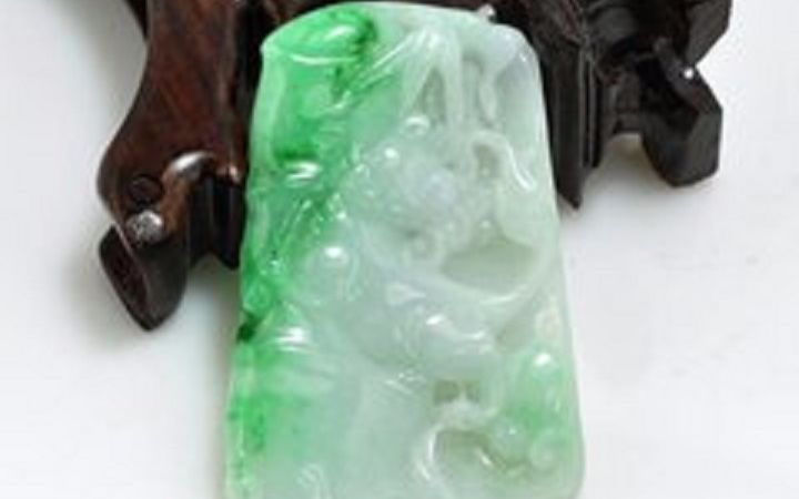 赌石现场:这块低价1.5万的翡翠原石,从原石到成品大涨的全过程!