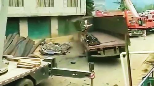 大卡车侧翻,一旁的小车遭殃,车里有人吗?