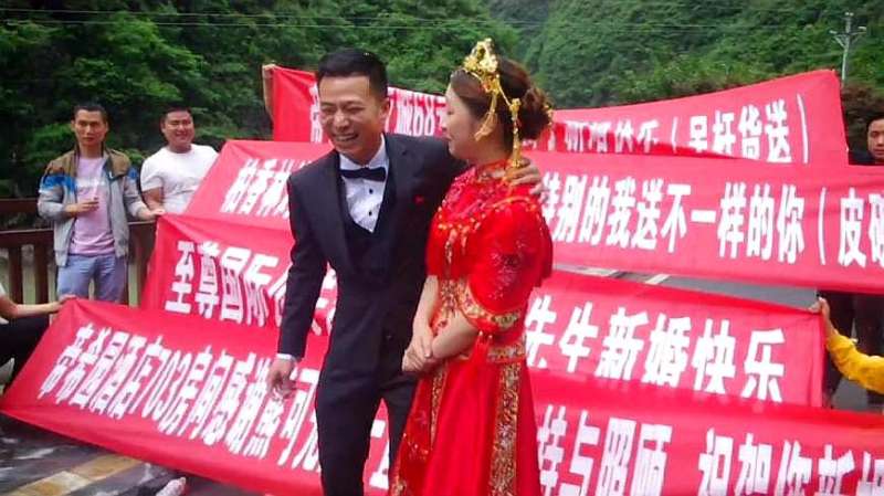 贵州印江一小伙结婚,很多单位送来横幅,这婚礼很牛啊