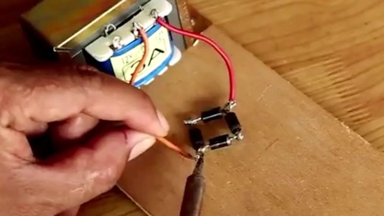 教你一个12V充电器的电路,充满之后还能自动断电,好想弄一个