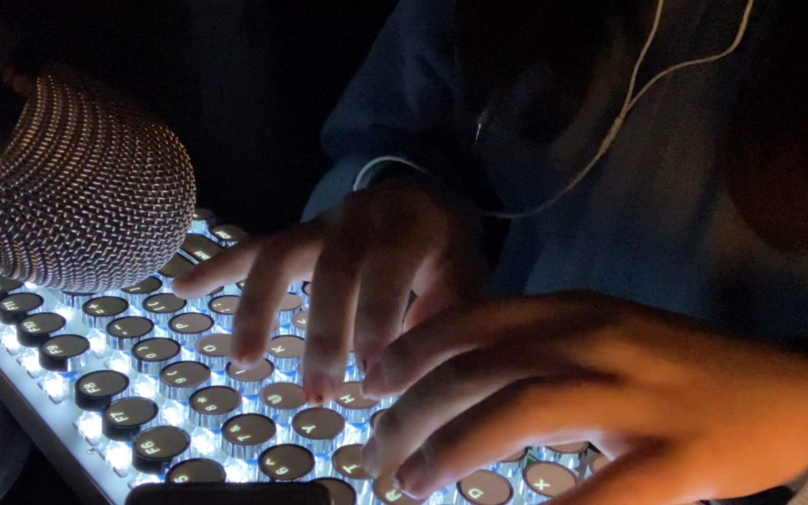 KK助眠 | 无人声 15分钟的纯纯的键盘敲击和键盘的触发音!(青轴)