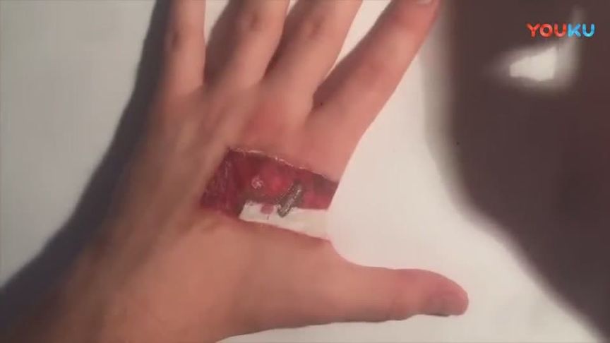 3D绘画 国外牛人在手上绘制伤口,隔着屏幕都能感觉到疼!