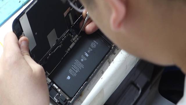 粉丝邮过来的苹果8P换外屏和电池,这电池谁粘的,这么紧