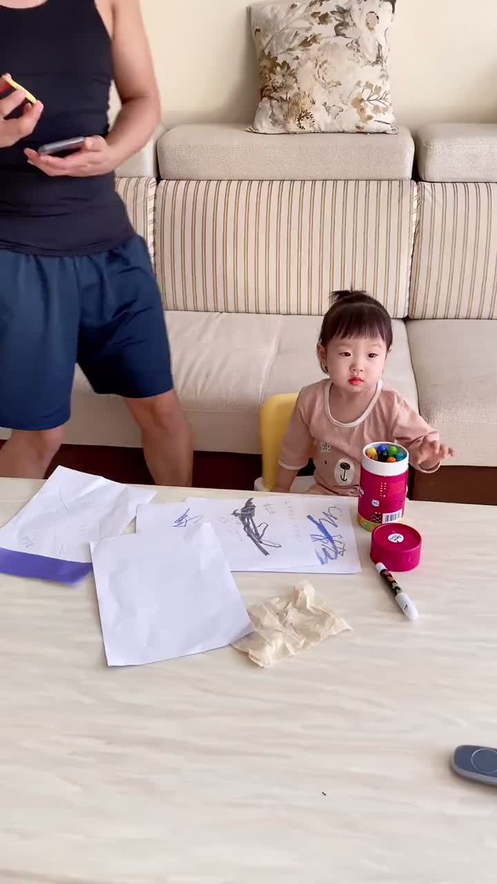 直到看到动画片里佩奇还在,红豆才反应过来那是饼干好单纯的孩纸