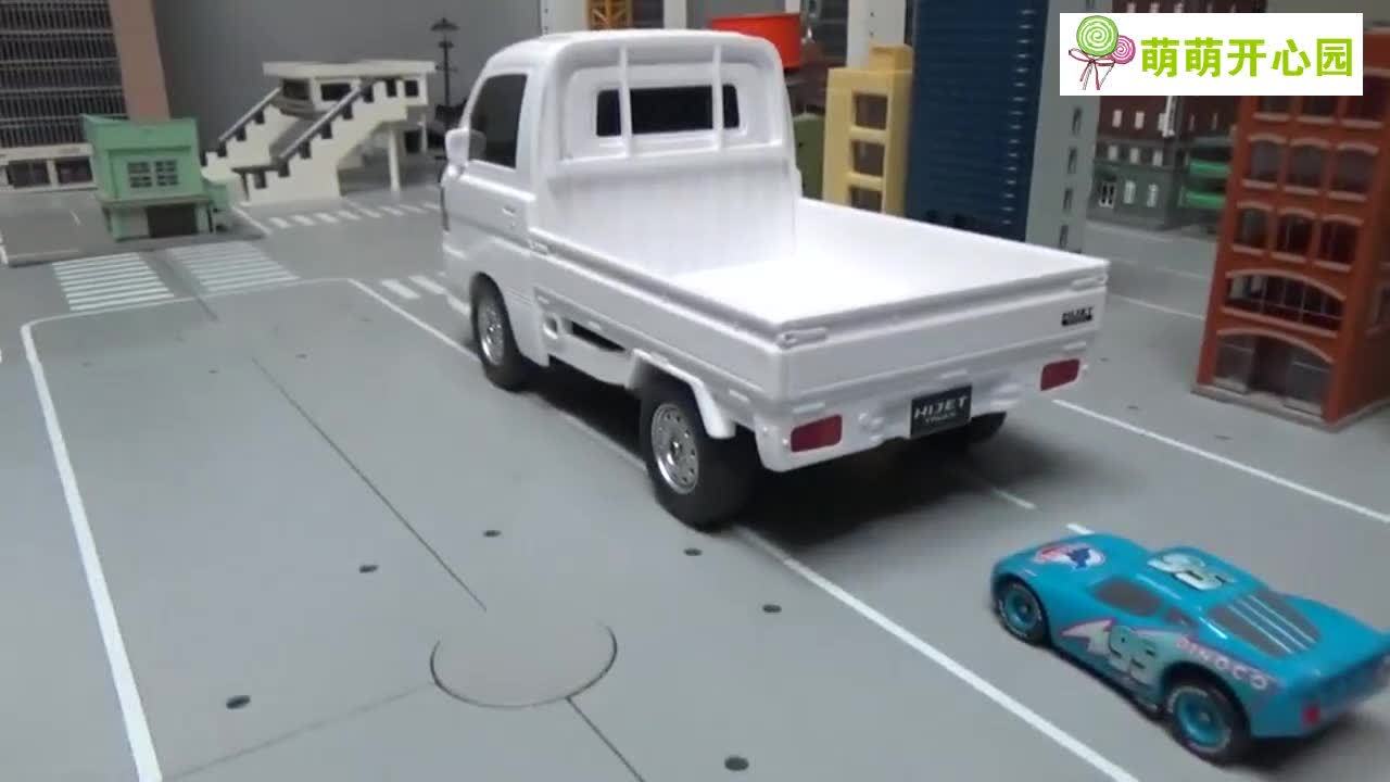 赛车总动员小汽车们搭乘大大皮卡车