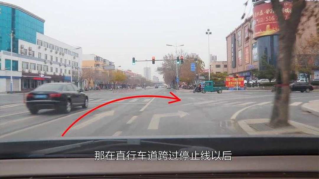 直行过路口发现已经闯红灯,机智右转真的可以吗?这次终于明白了