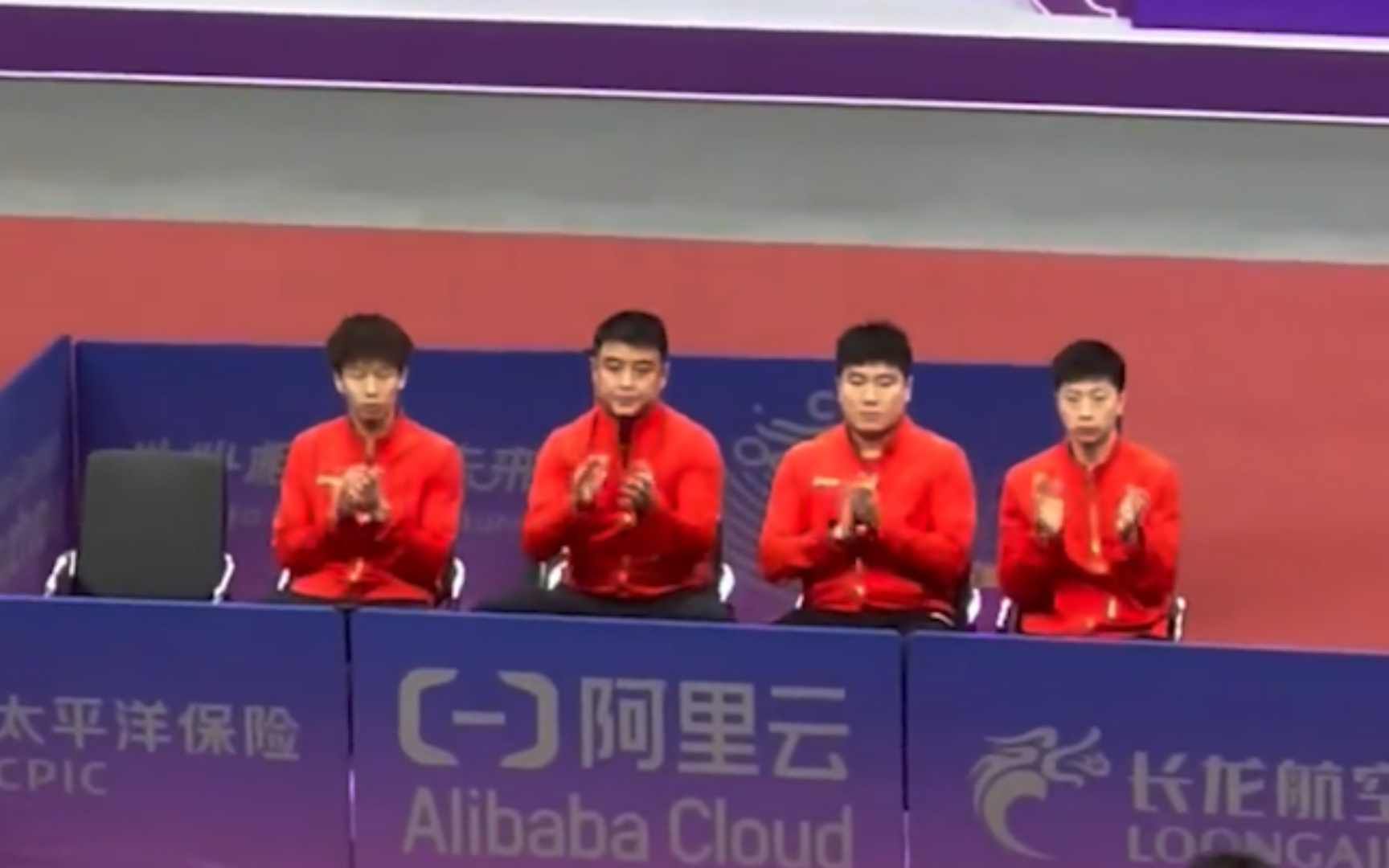 国乒男团樊振东场上比赛,王皓马龙等人场边观战,变身鼓掌机器