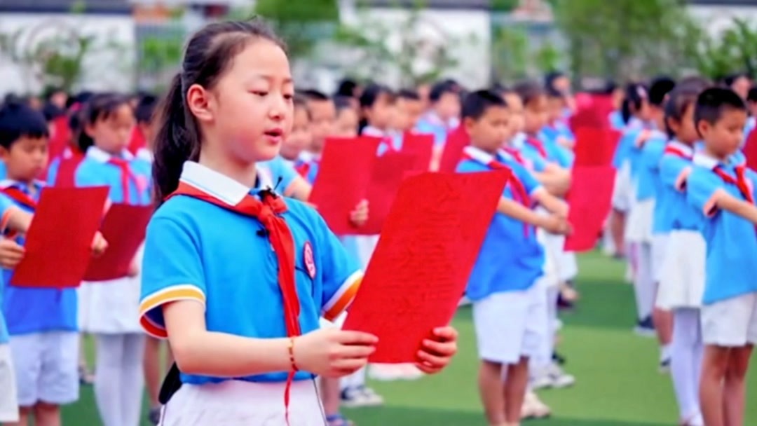 开学第一课,你们朗诵少年中国说的样子,像当今中国一样朝气蓬勃