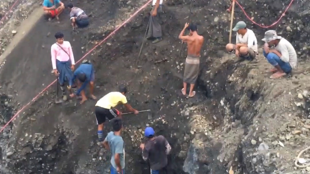 今天近距离带大家看看,缅甸翡翠开采现场,犹如大海捞针!