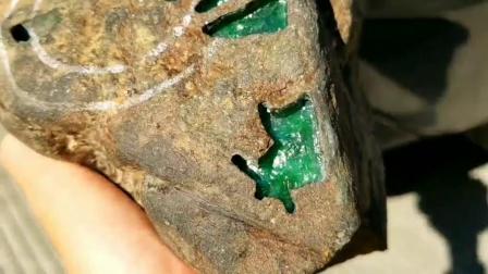 赌石鉴赏:老坑莫湾基翡翠原石手镯色料,冰种阳绿辣绿满色