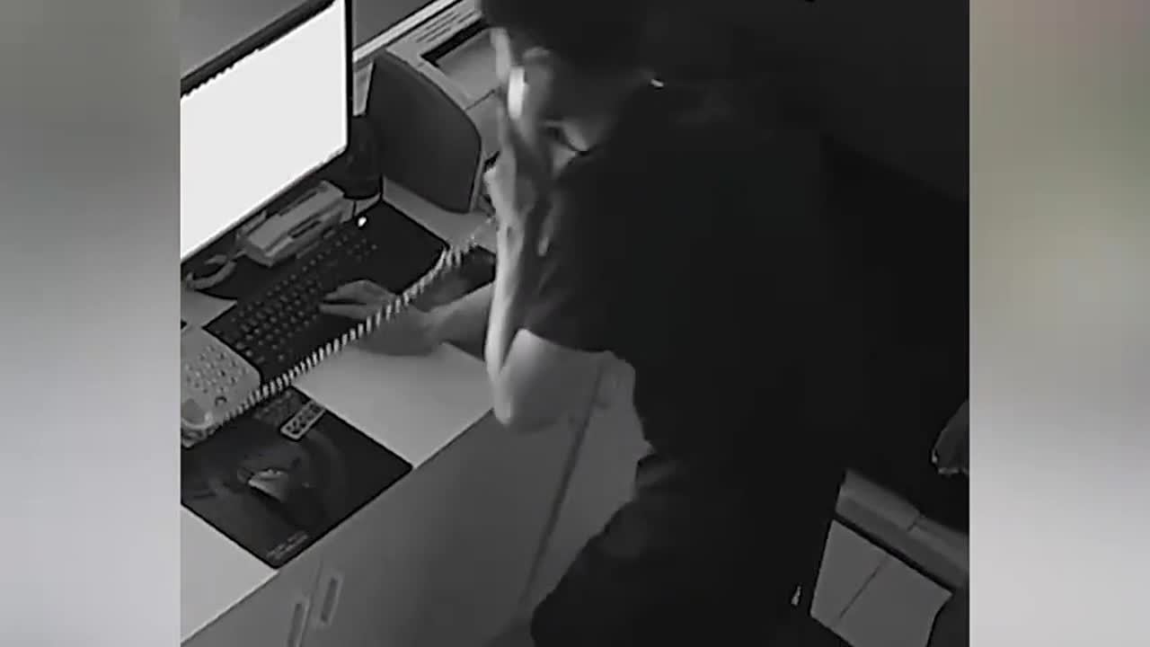 消防员接到报警电话,一问发现是自家起火,电话室内一幕让人心疼
