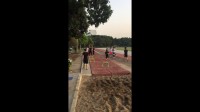 跨栏架由低到高的场地4级跳练习。