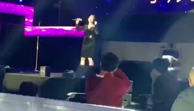 【黄绮珊】【离不开你】【月半弯】月半弯现场版首唱!看看老娘如何...