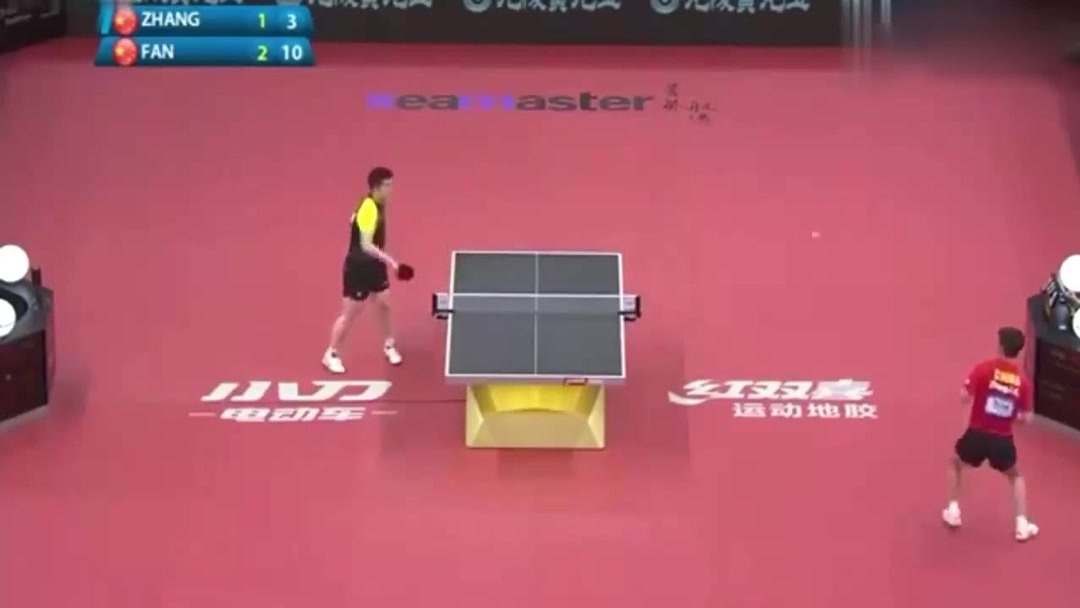 张继科和樊振东在比赛时演绎兵乓球二人转, 裁判心态“崩”了!