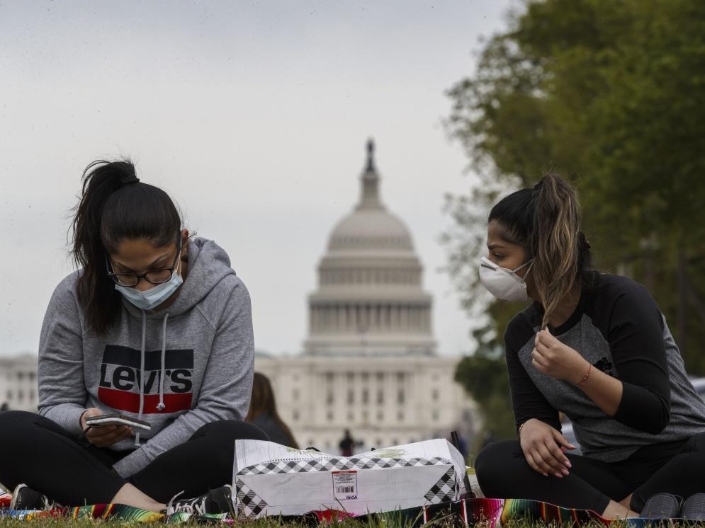 30秒 | 全球累计确诊新冠肺炎逾318万例,美国死亡人数...