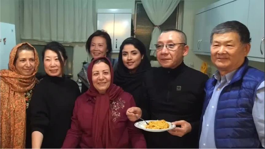 在普通伊朗人家做客,伊朗人民对中国人民的友好感情留下深刻印象