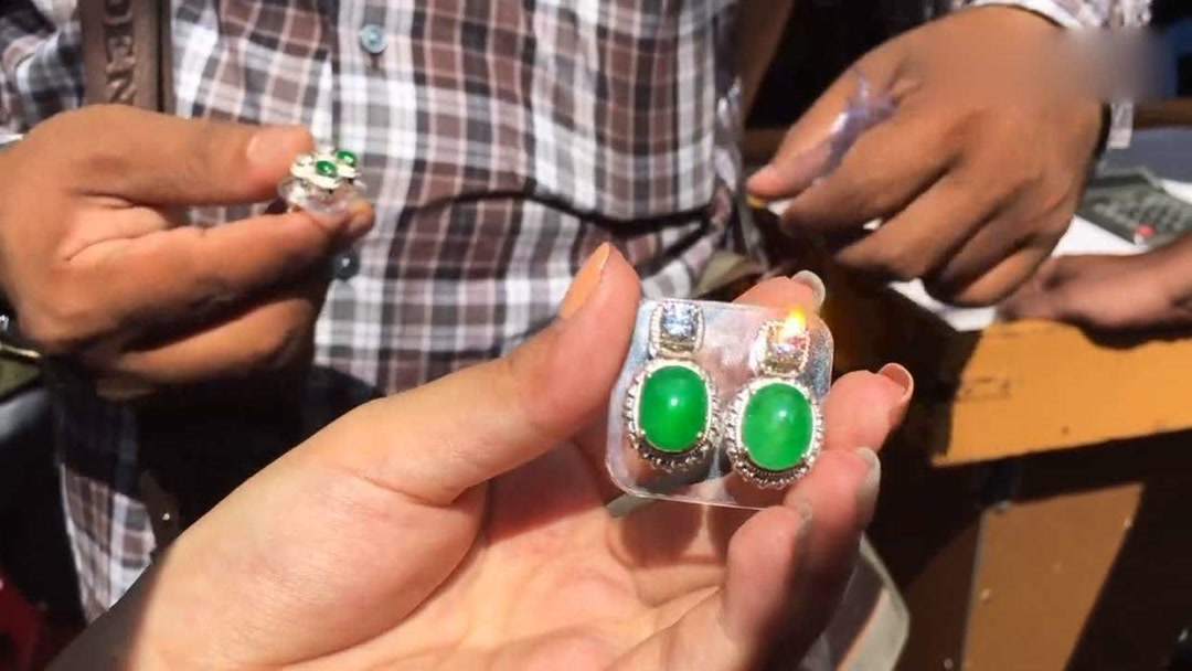 缅甸2200万入手一支翡翠手镯,带上手就舍不得摘下来了,美美的!