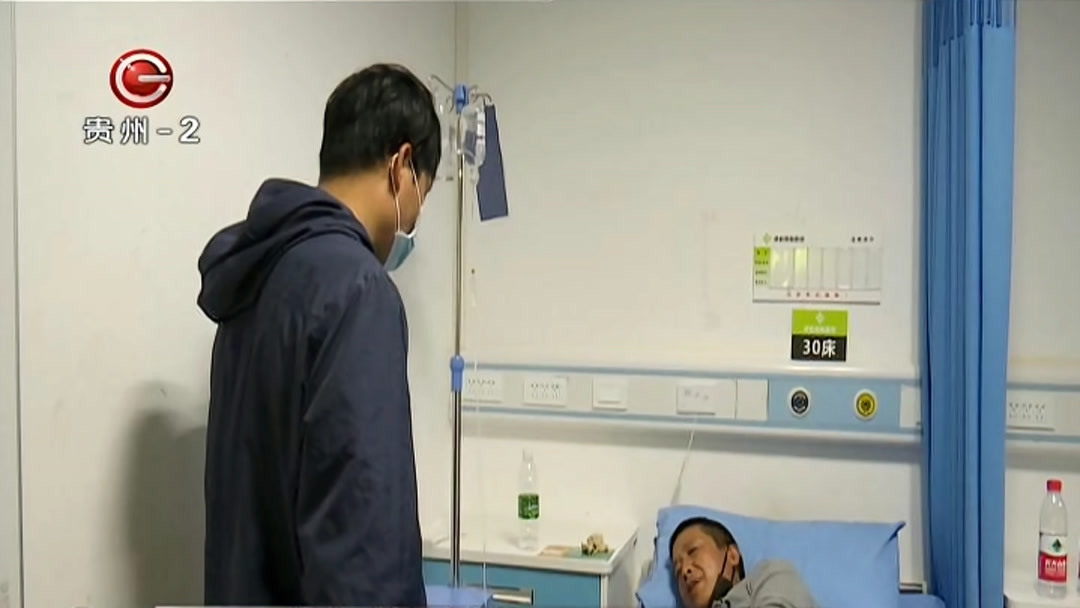 电瓶车与出租车相撞 一人倒地受伤