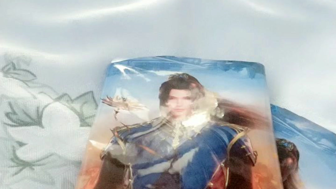 拆《斗罗大陆》卡片。