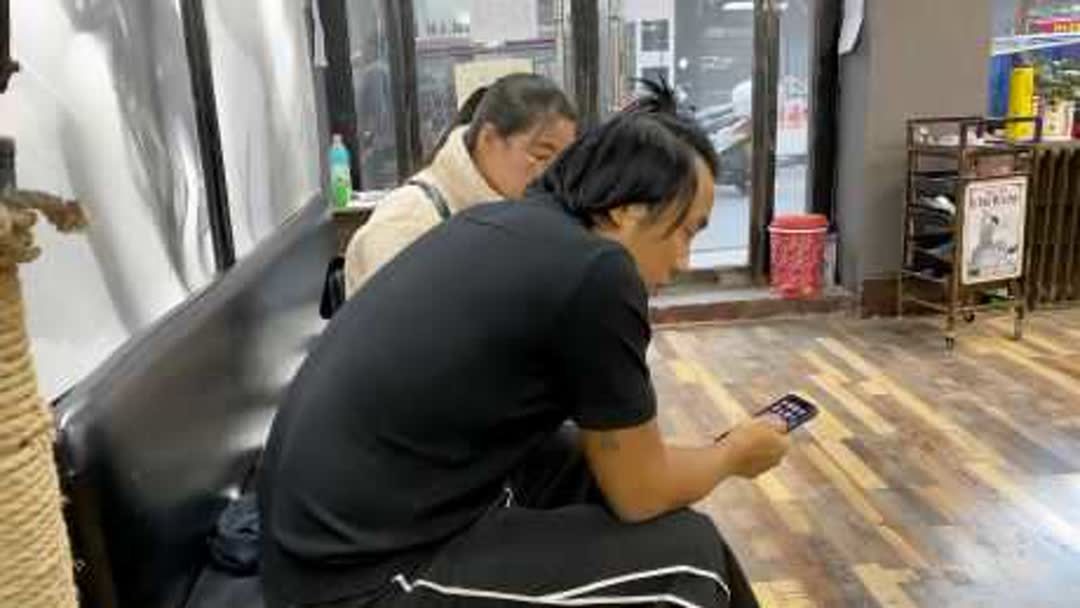 昨天去理发,一个女的进门就让老板下载一个借钱的APP,会被骗吗
