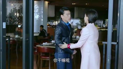 前妻狂刷前夫信用卡,以为前夫还宠她,前夫直接改密码