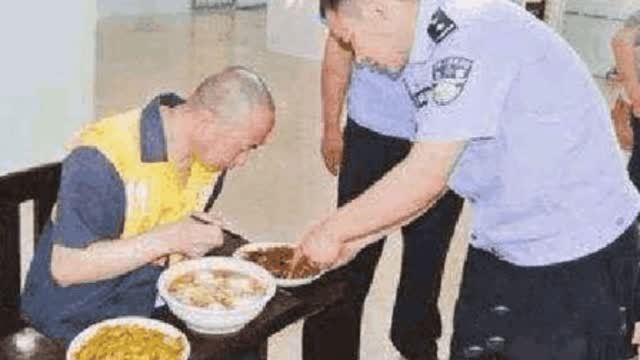 为什么死刑犯在行刑前吃的里要加一块生肉?