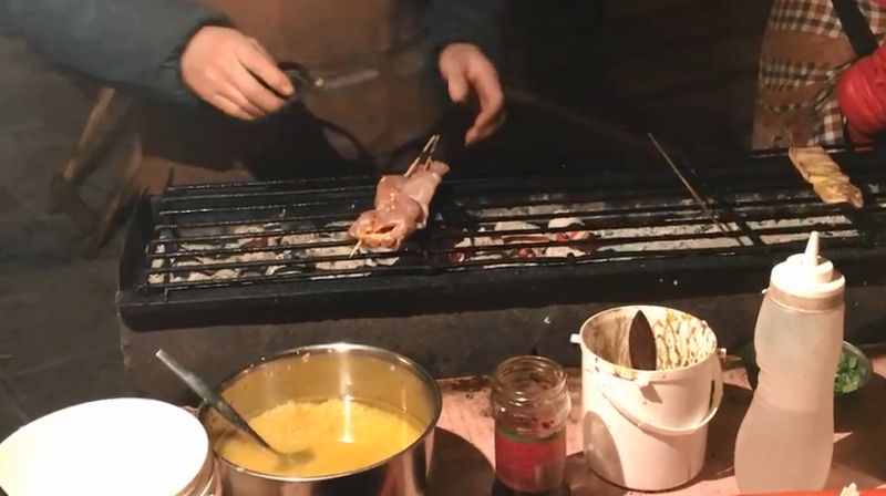 中国上海街边烧烤摊的烤青蛙串,一整只!