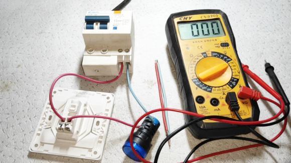 电线测通断,很少有电工教给你,其实测电线通断,带电测量也可以