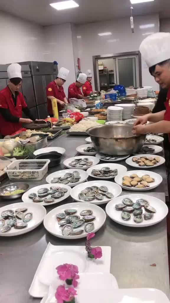 高温的厨房、厨师每天忙忙碌碌、这心酸也只有一线工作的厨师知道、...