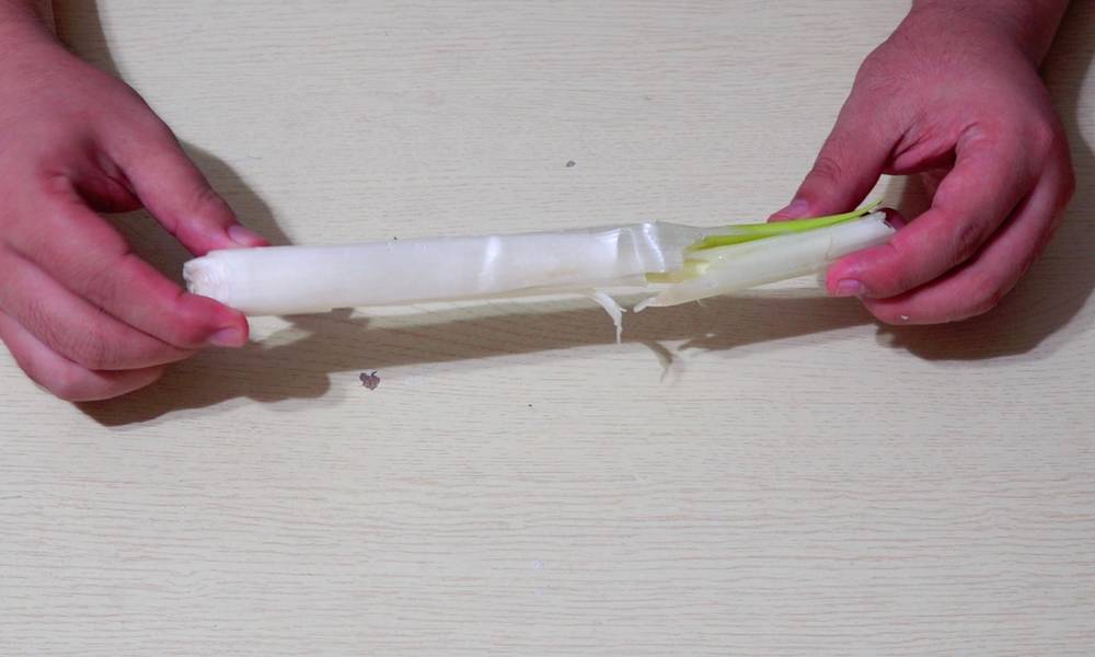 厨师叔叔教我的切葱丝方法,不会用刀,切出的葱丝也很完美