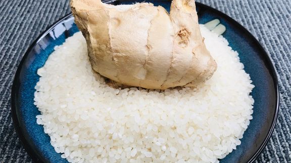 大米和生姜放锅里炒一炒原来这么厉害,三高平稳身体好,长见识了