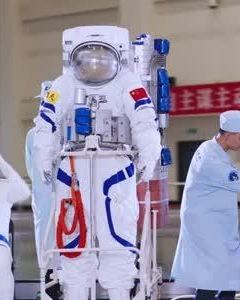 【震撼宣传片!中国航天员大量训练场景披露】模拟失重水槽训练、...