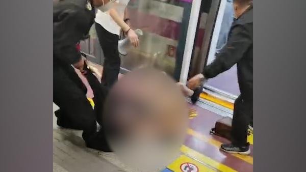西安地铁回应女乘客被保安拖拽:与其他乘客发生口角拒不下车